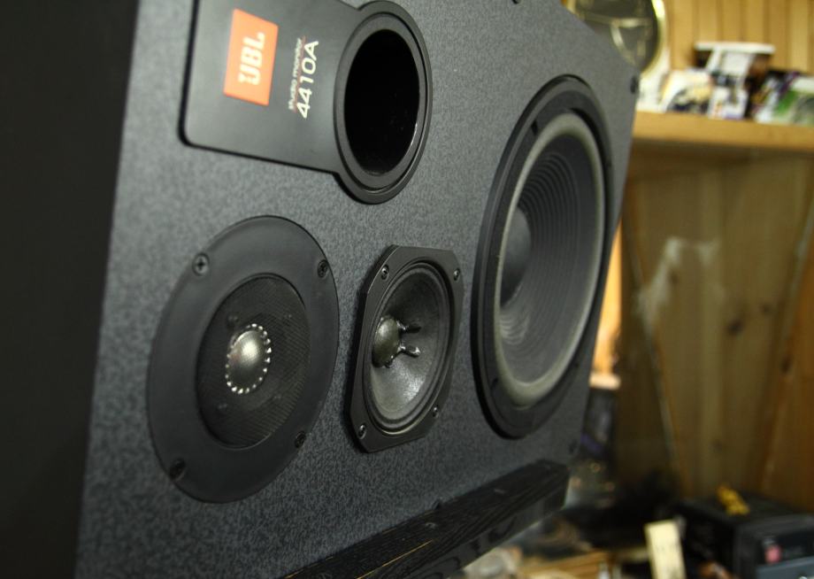 JBL 4410a STUDIO MONITORS + ALESIS RA500 AMP + BBE EQA-231