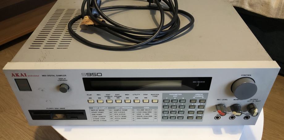 Sampler Akai S950