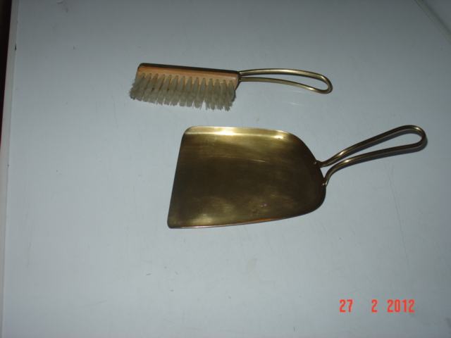 NIJE PRODANO MJEDENA LOPATICA I METLICA