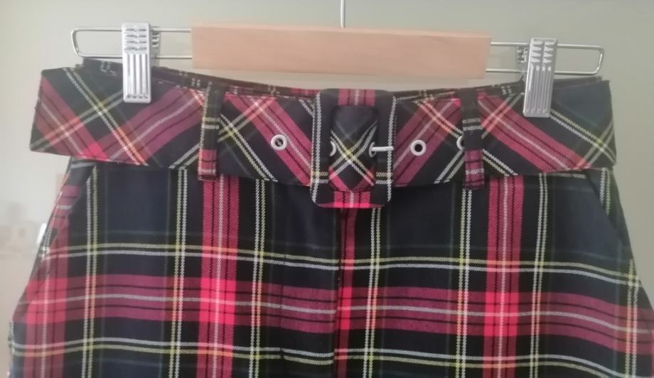 Karirana suknja visokog struka