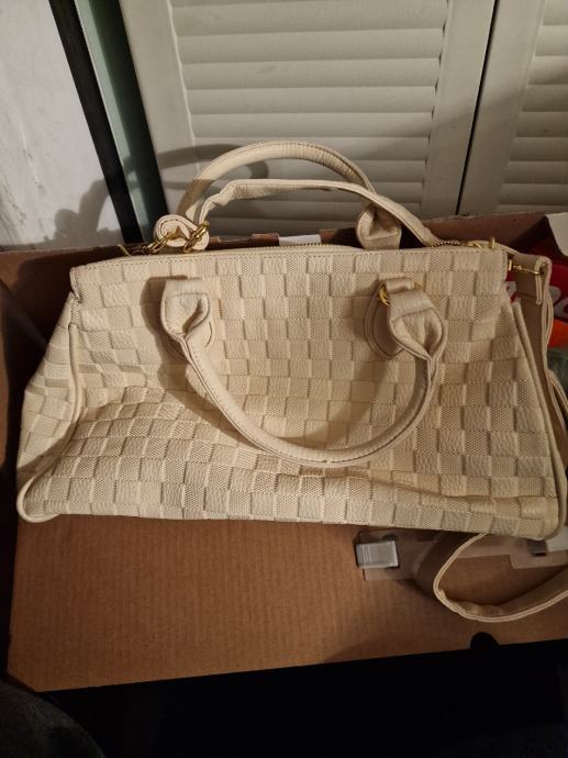 poklanjam ženske stvari, veliki broj, ima šoseva, vesta