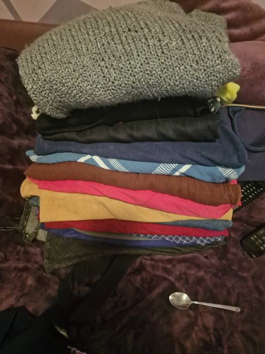 poklanjam ženske stvari, veliki broj, ima šoseva, vesta