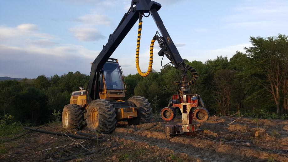 cat 570 harvester (timberjack)