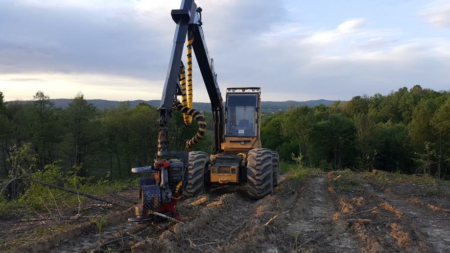 cat 570 harvester (timberjack)
