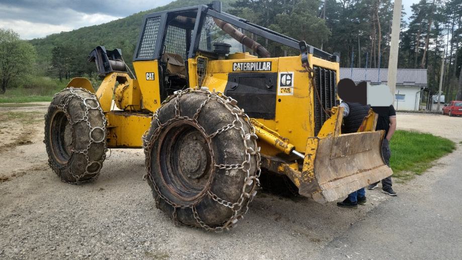 šumski traktor cat 518