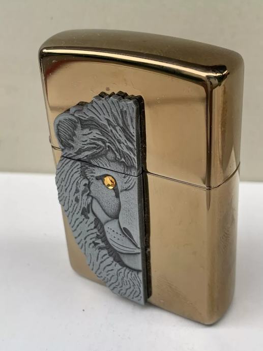 2006 Zippo upaljač – Light Burned Lion with Crystal Eye