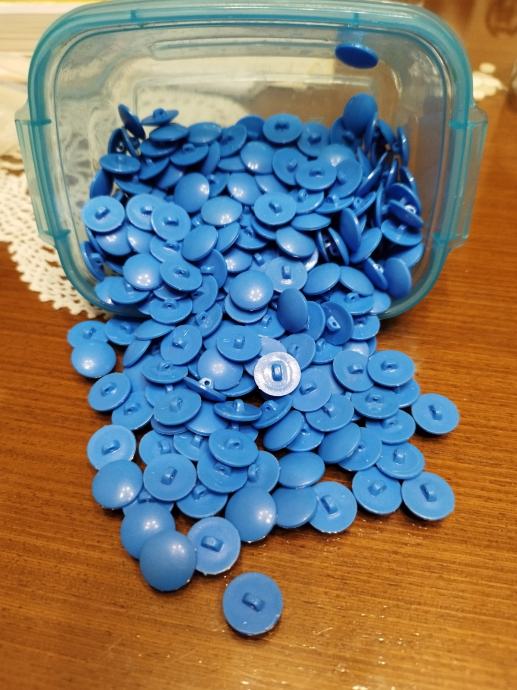 Dugmići raznih boja + puno gratisa