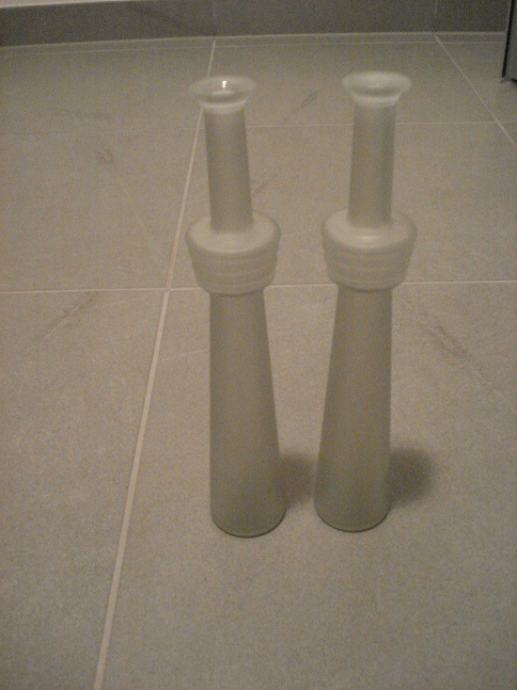 Dvije visoke elegantne vaze za cvijeće