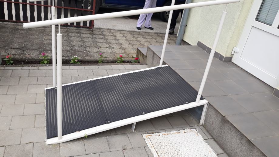 Metalna rampa za invalide
