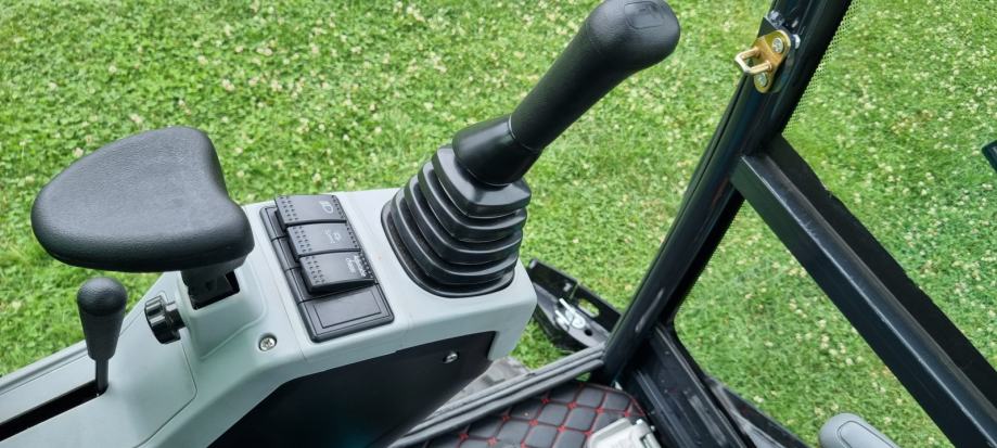 Mini bager 2T, Top model, aut.klima, brza hidr.spojka,kubota m./AKCIJA