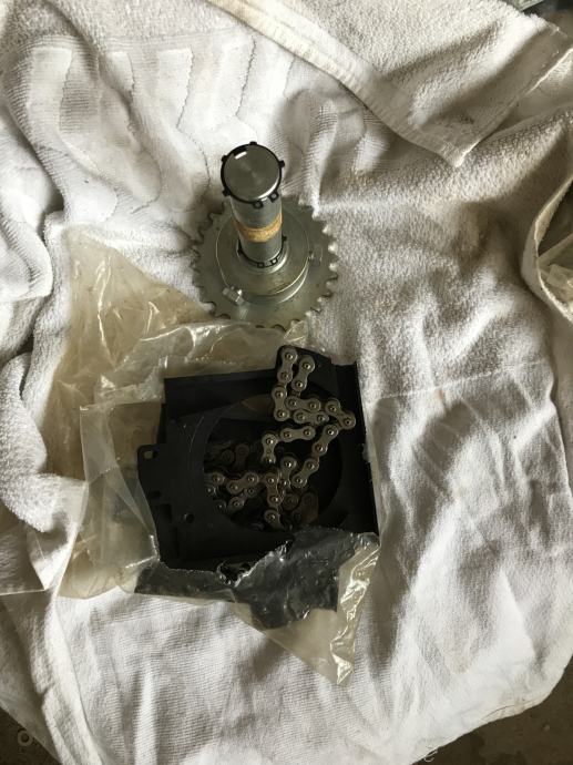 Osovina sa lančanikom i lancom za motor