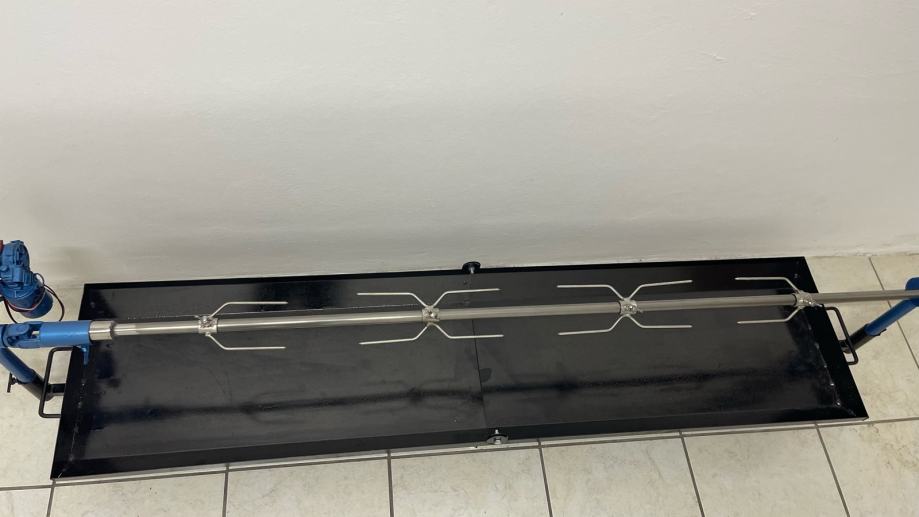 PECALO NA RASKLAPANJE ZA PEČENJE PILIĆA ILI CARSKOG MESA