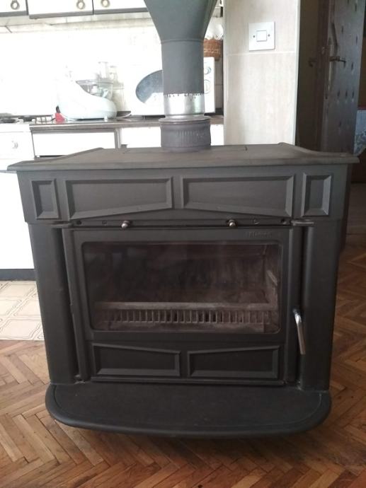 !PRODAJEM! Plamen pec na drva. Star 3 godine.