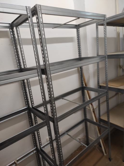 Stalaža s policama metalna