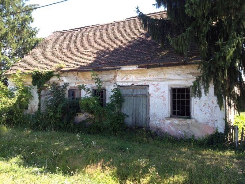 Stara drvena i zidana (puna cigla) kuca za rušenje