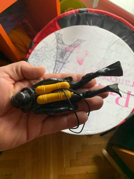 Stara figura ronioca na špagici