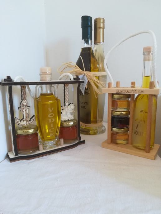 Asortiman suvenira: keramički i drveni suveniri,gastro,torbe,ručnici..