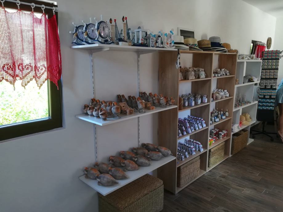 Asortiman suvenira: keramički i drveni suveniri,gastro,torbe,ručnici..