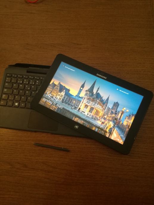 12 Samsung Tablet Computer PC 700t s olovkom i punjačem za automobil