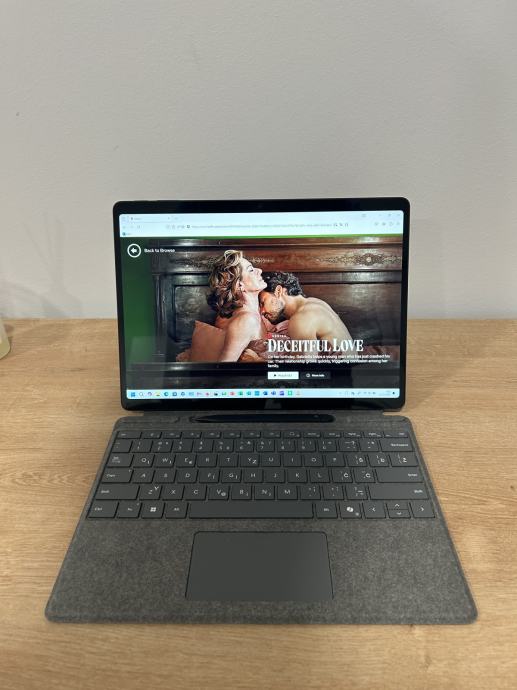 MICROSOFT SURFACE PRO 11 512GB/16gb + 4g DODATNOG JAMSTVA + TIPKOVNICA