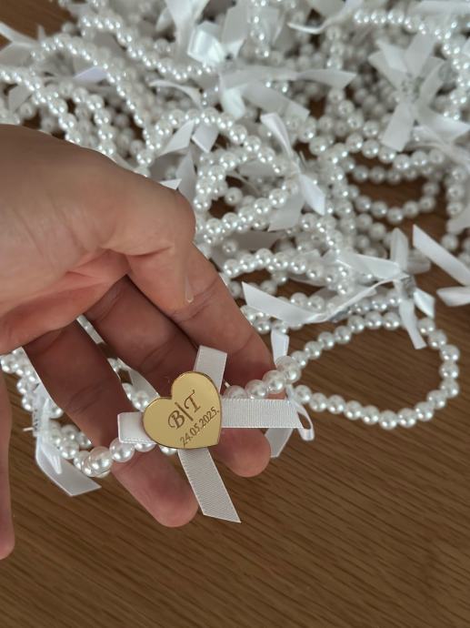 Muski i zenski bijeli biserni reveri