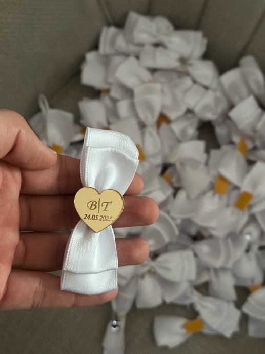 Muski i zenski bijeli biserni reveri