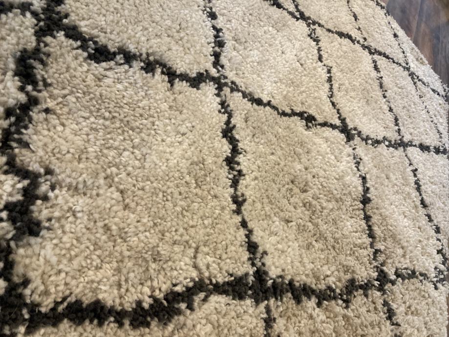 Čupavi crno-bijeli tepih