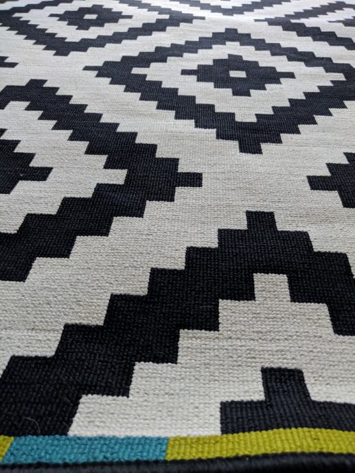 Ikea tepih crno bijeli