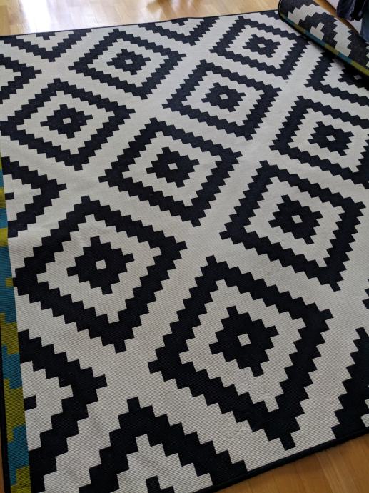 Ikea tepih crno bijeli