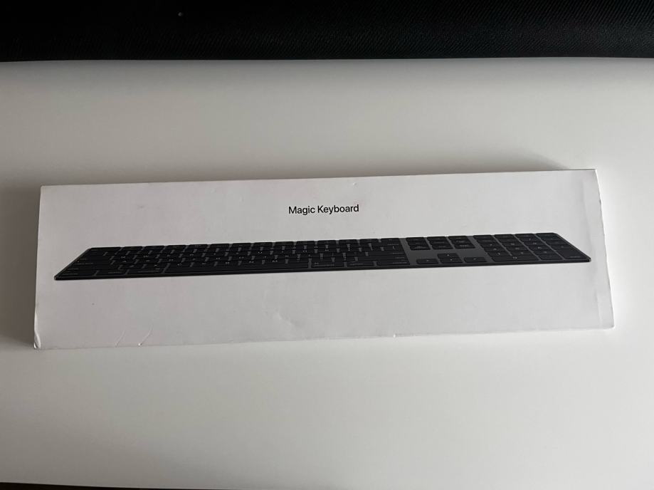 Apple Magic Keyboard - crna, numpad, HR layout