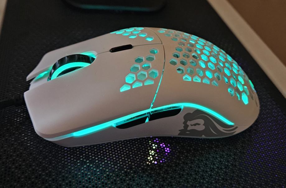Gaming mouse Glorious Model O, kao nov