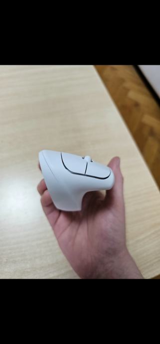 Logitech Lift bijeli miš