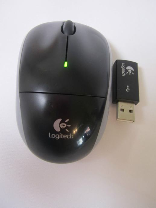 Hitno prodajem LOGITECH M-R0013 bezžićni miš