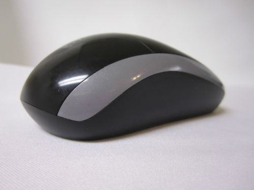 Hitno prodajem LOGITECH M-R0013 bezžićni miš