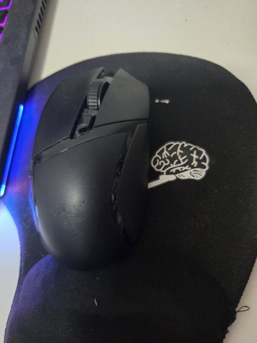 Razer basilisk x hyperspeed gamerski miš