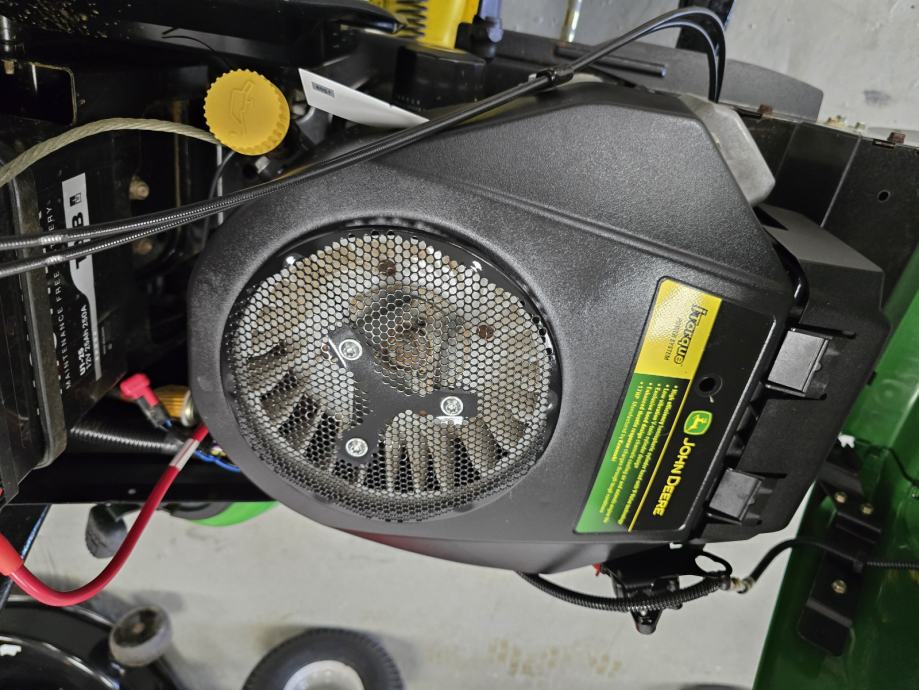 John Deere X300R: 18 KS, 2 cilindra, Kawasaki motor