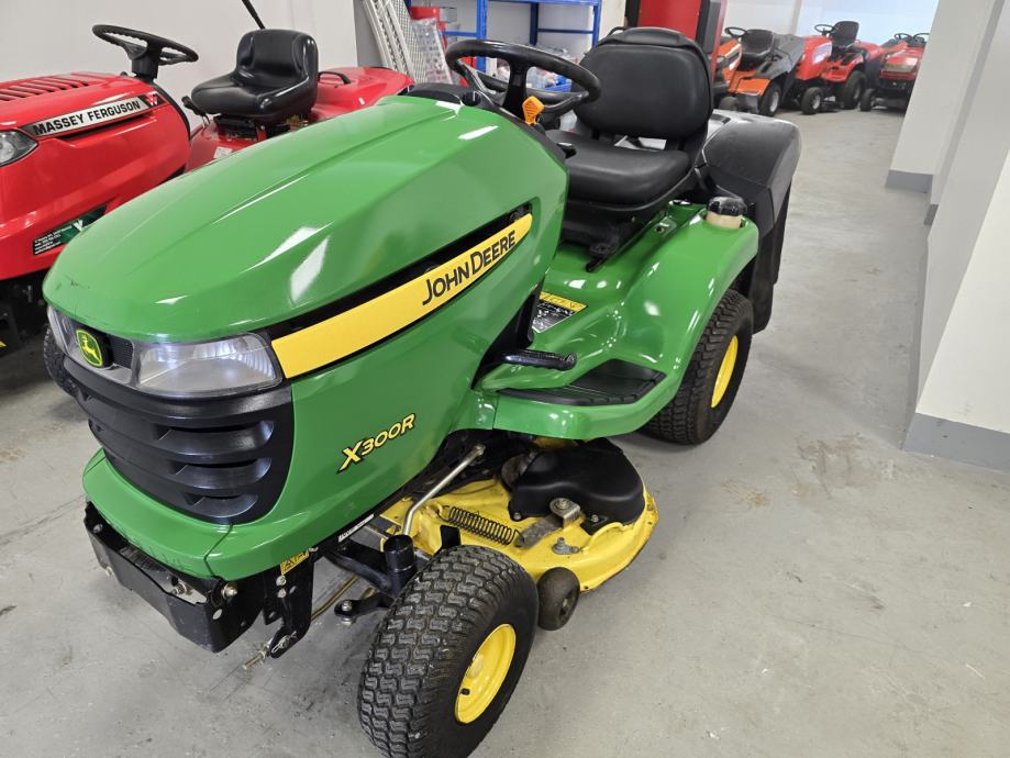 John Deere X300R: 18 KS, 2 cilindra, Kawasaki motor