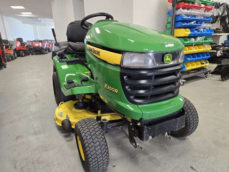 John Deere X300R: 18 KS, 2 cilindra, Kawasaki motor