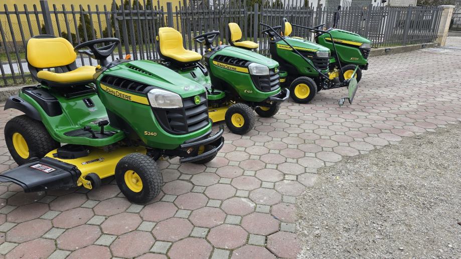 Traktor kosilica John Deere E160: 24 KS, 724 cc, 2 cilindra,