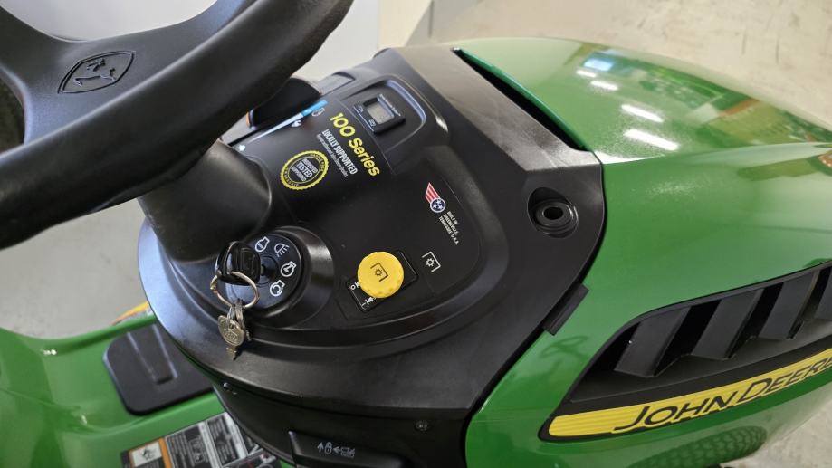 Traktor kosilica John Deere E160: 24 KS, 724 cc, 2 cilindra,