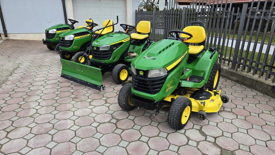 Traktor kosilica John Deere E160: 24 KS, 724 cc, 2 cilindra,