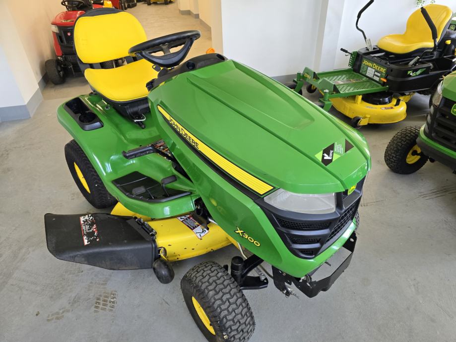 Traktor kosilica John Deere X300: 18 KS, 2 cilindra, Kawasaki motor