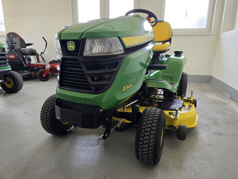 Traktor kosilica John Deere X300: 18 KS, 2 cilindra, Kawasaki motor,