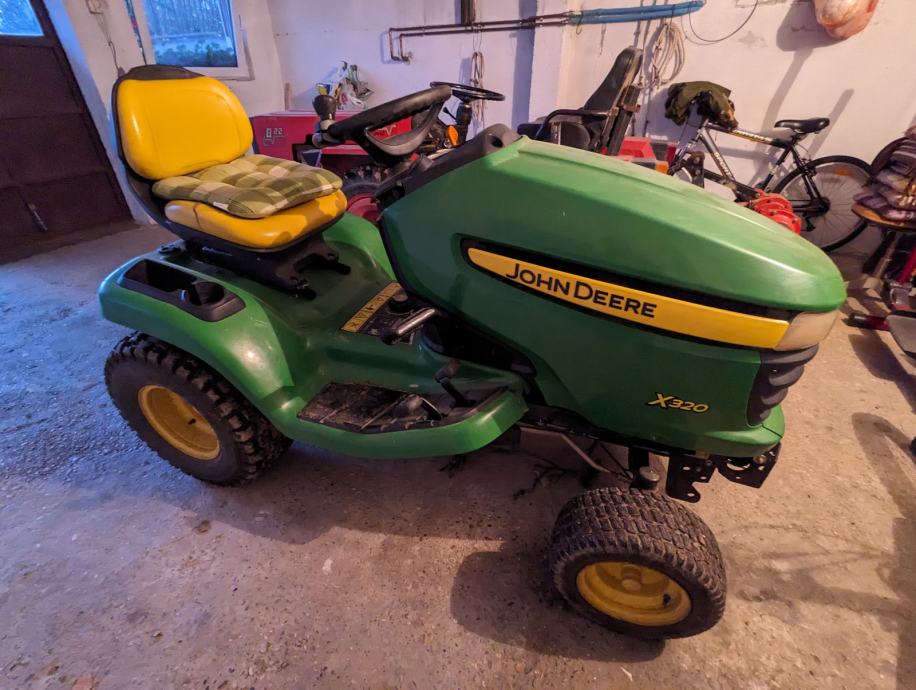 Vrtni traktor JD x320