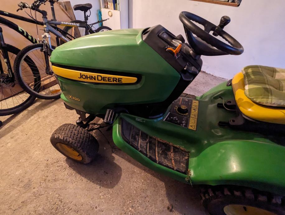 Vrtni traktor JD x320