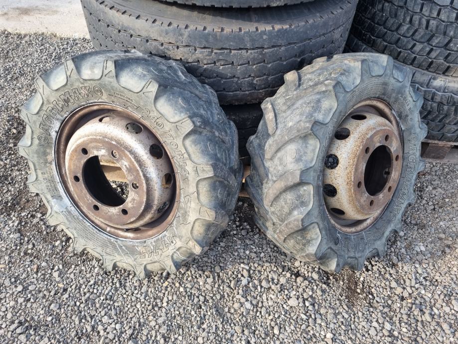 Gume 240 70 r16 na felgama sa 6 rupa