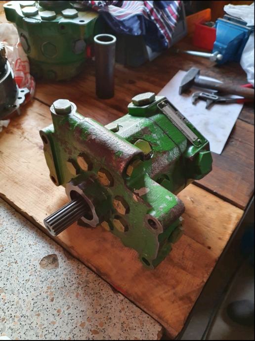 Hidraulična pumpa John Deere 65 litara