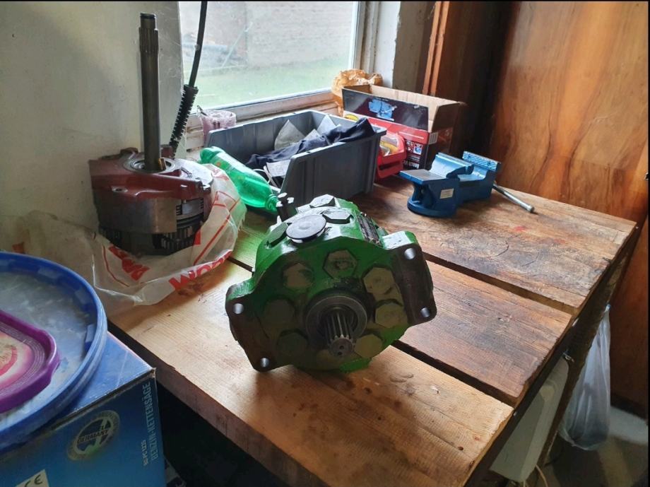 Hidraulična pumpa John Deere