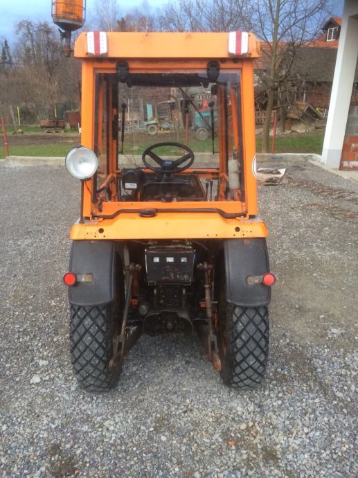 Mali kompaktni traktor Iseki 3020 AHL