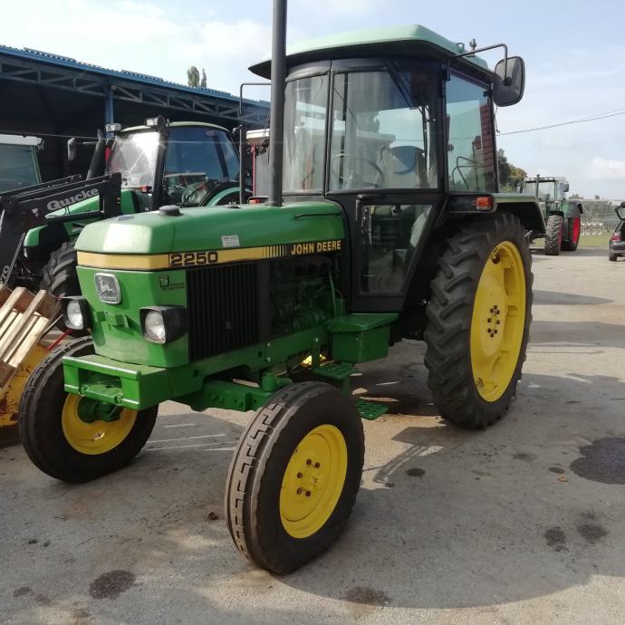 John Deere 2250
